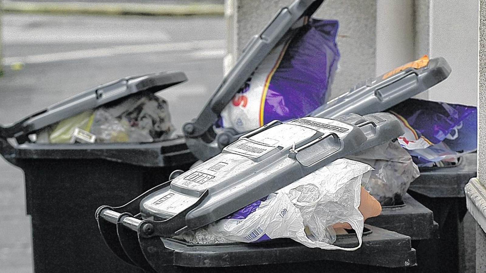 Drei Container für Elektroschrott