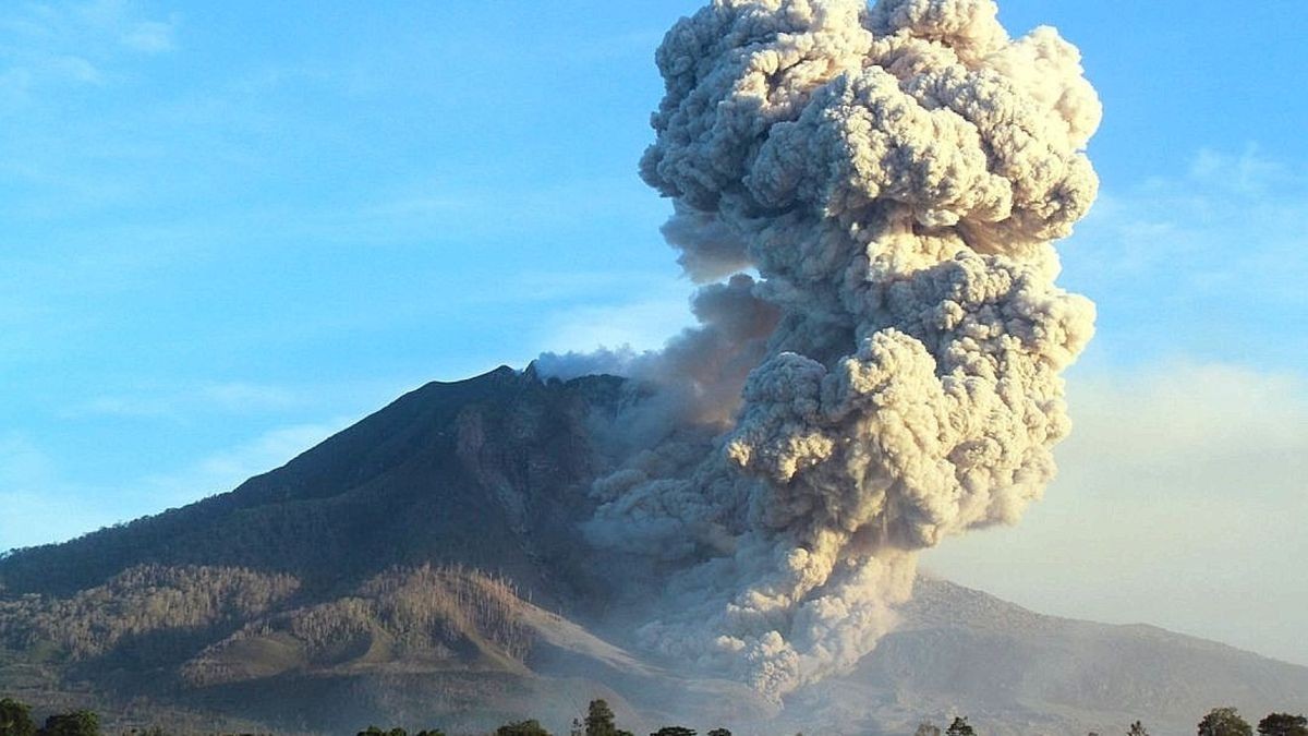 Vulkan-Ascheregen trifft Touristenort auf Sumatra