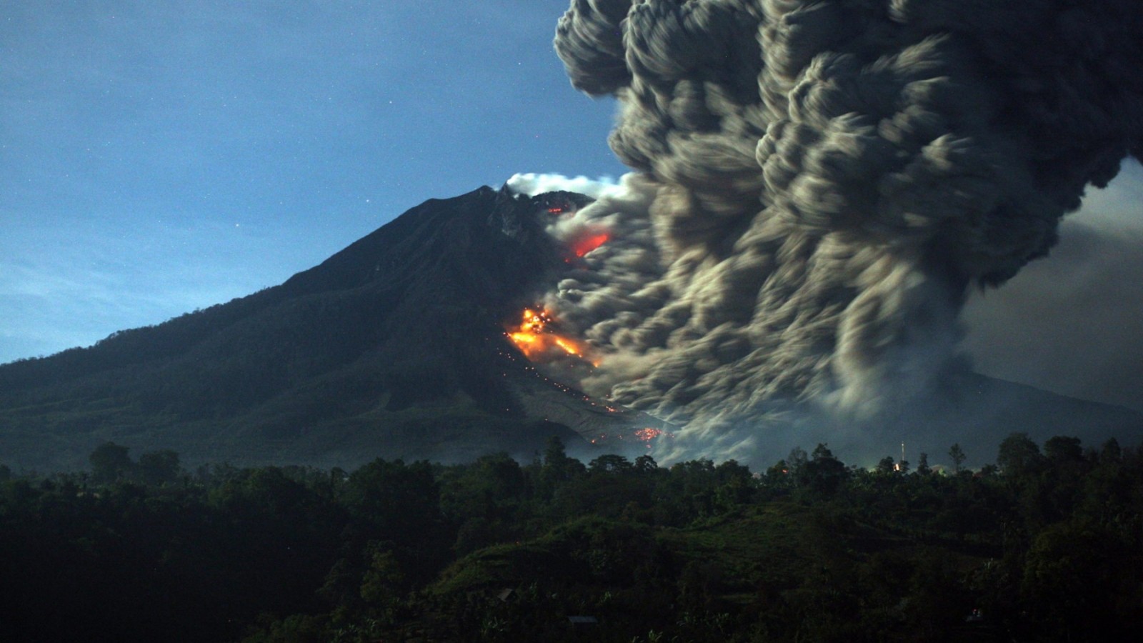 Vulkan-Ascheregen trifft Touristenort auf Sumatra
