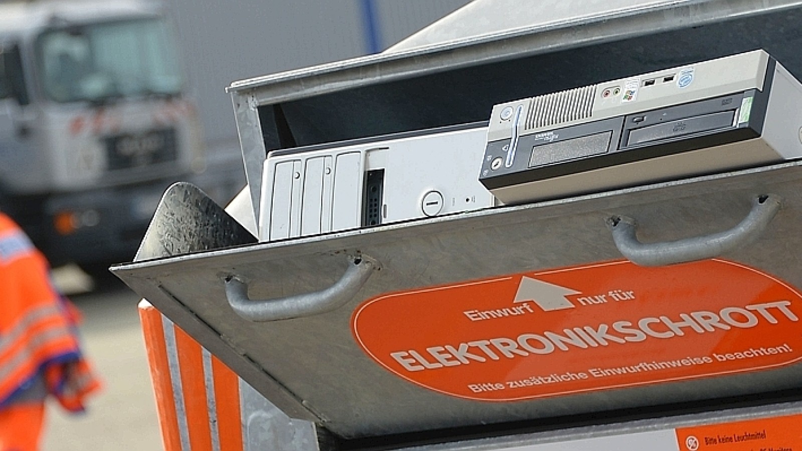 Neue Container für Handys und anderen Elektroschrott in Mülheim